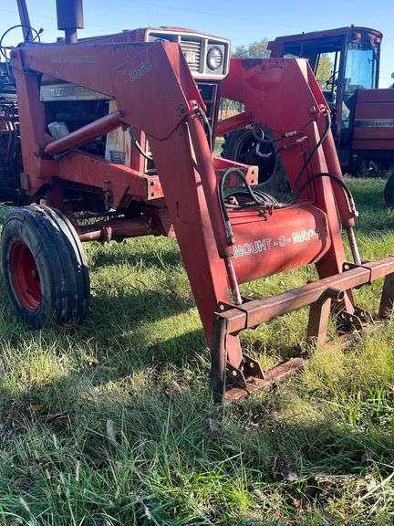 International 2350 Loader - Baker Auctions & Real Estate, LLC