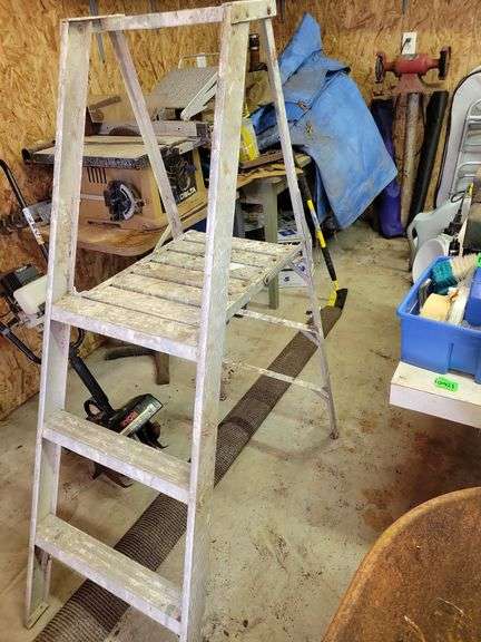 4.5ft ladder - Baker Auctions & Real Estate, LLC