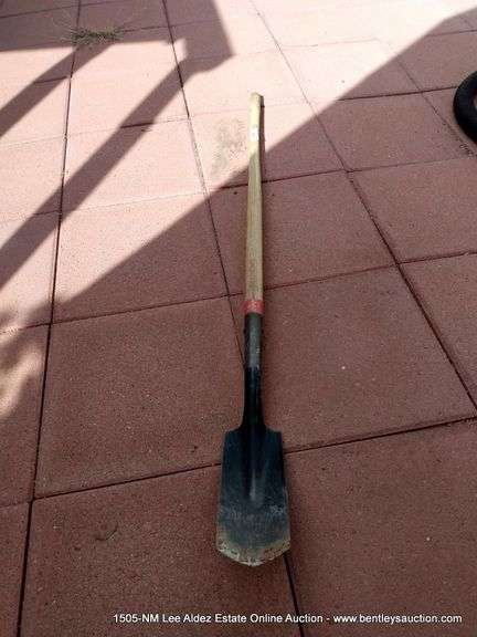 RAZORBACK DRAIN SPADE/ BULLHEAD SHOVEL W/ LONG WOOD HANDLE - Bentley ...