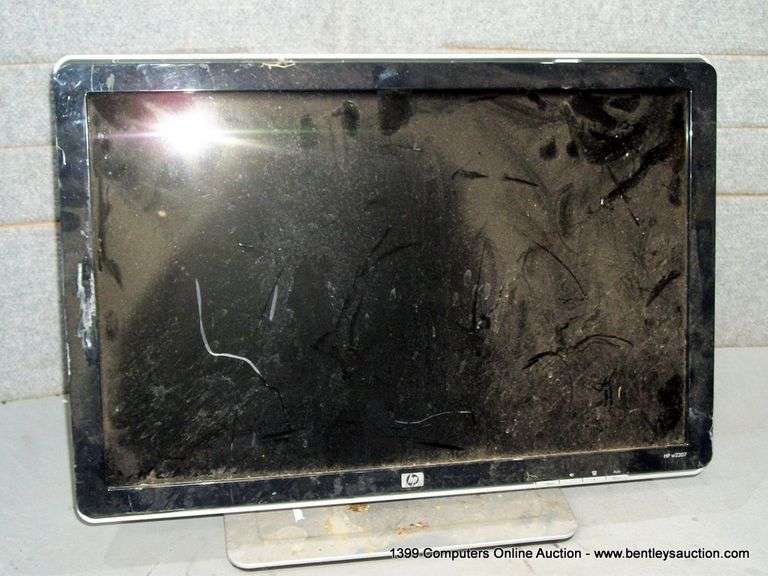 HP W2207 LCD - SCRATCHED SCREEN - Bentley & Associates, LLC
