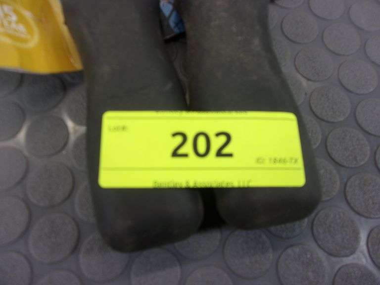 GREEN THUMB FOLDING BYPASS LOPPER - Bentley & Associates, LLC