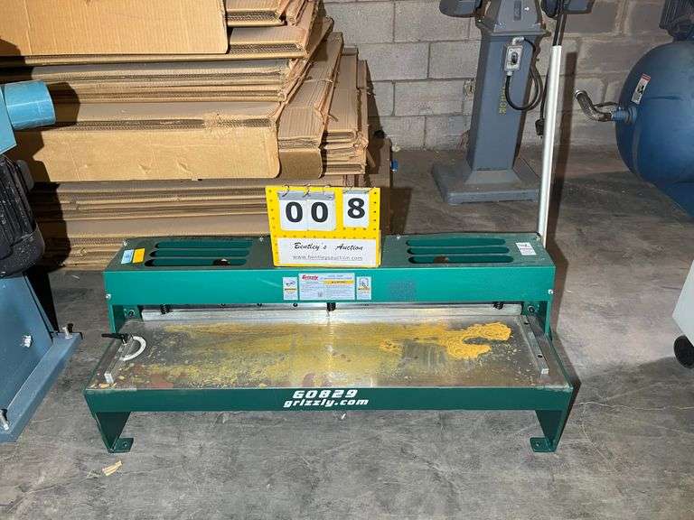 GRIZZLY G0829 41" BENCH TOP METAL SHEAR - Bentley & Associates, LLC