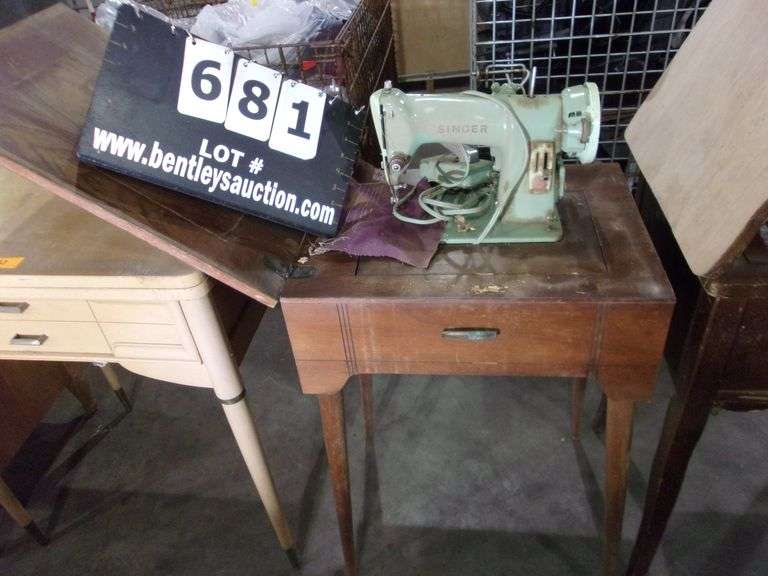 VINTAGE GREEN SINGER SEWING MACHINE IN WOOD TABLE - Bentley ...