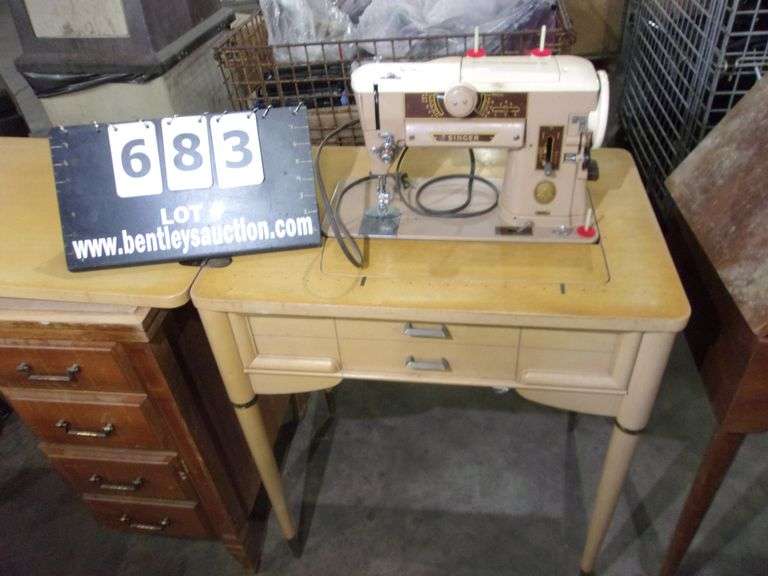 VINTAGE BROWN SINGER SEWING MACHINE IN WOOD TABLE - Bentley ...