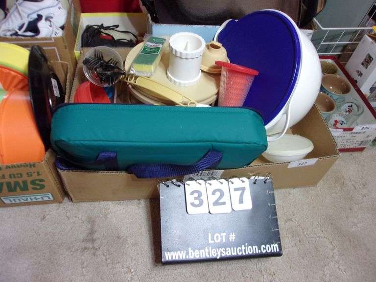 BOX: KITCHEN STORAGE CONTAINERS, CARRIERS, SPRAY BOTTLES, CAKER CARRIER ...