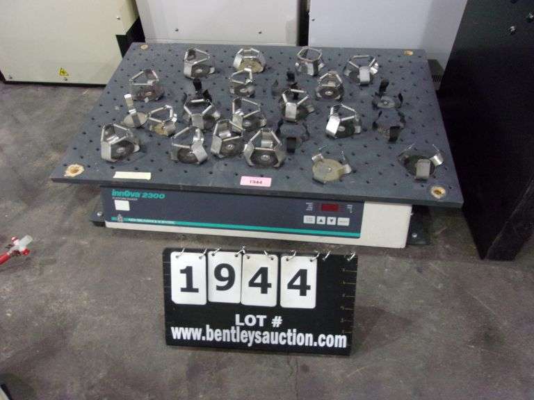 NEW BRUNSWICK SCIENTIFIC INNOVA 2300 PLATFORM SHAKER TABLE W/ BEAKER ...