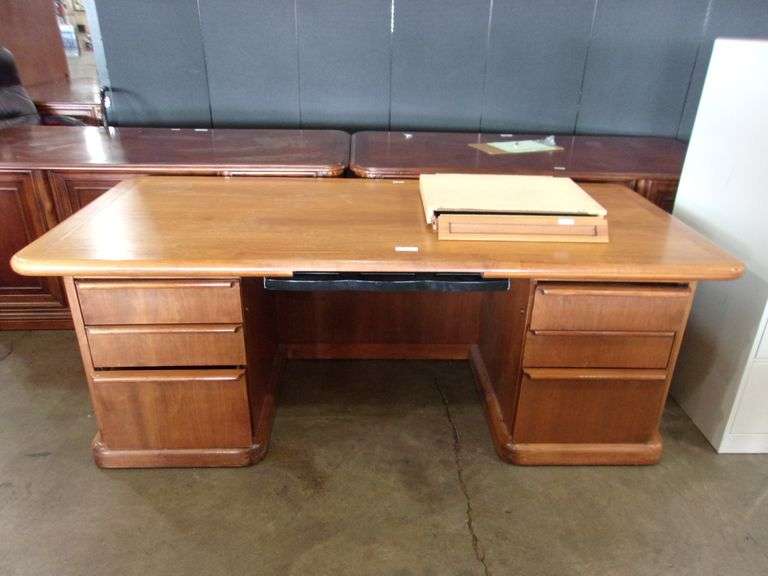 LARGE 6-DRAWER WOOD GRAIN DESK - LIGHT BROWN W/ 1 KEYBOARD SPACE ...