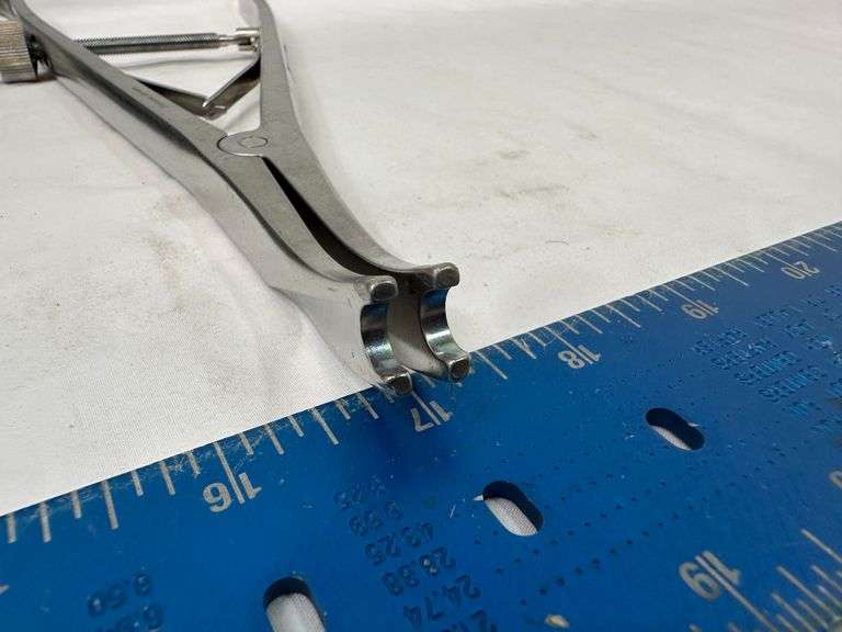 SYNTHES 388.410 SPREADER FORCEPS AND 03.620.017 LOCKING HOLDER (2X ...