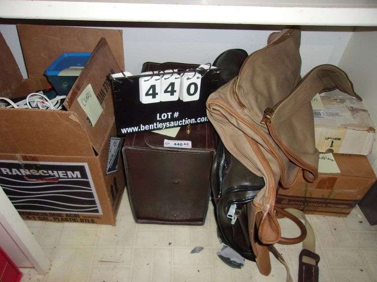 LOT: BRIEF CASES, SATCHELS & ASSORTED CARDS - Bentley & Associates, LLC