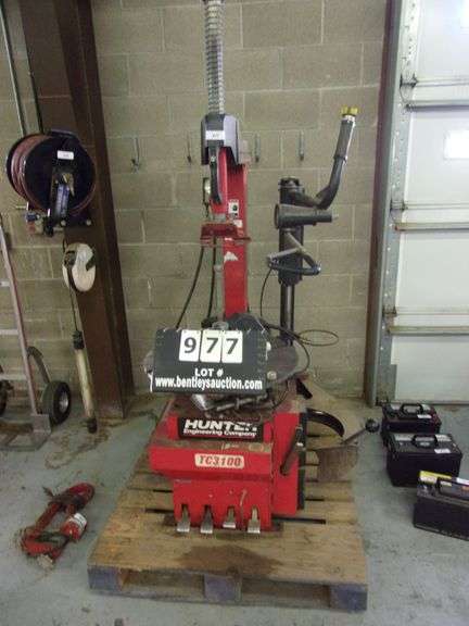 HUNTER TC3100 TIRE MACHINE / MOUNTING MACHINE - Bentley & Associates, LLC