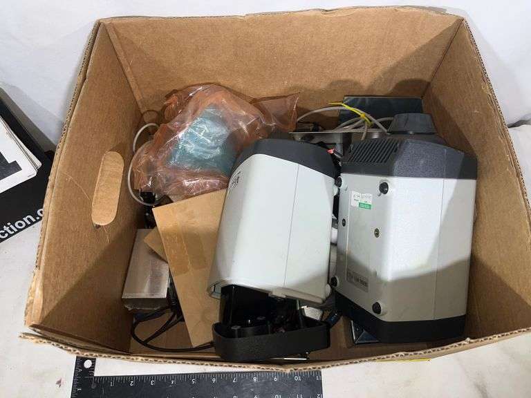 BOX: MISCELLANEOUS LIGHT SOURCES & ACCESSORIES - Bentley & Associates, LLC