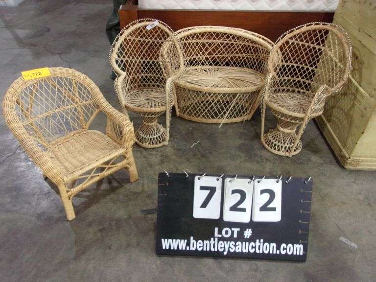 LOT: 4 STRAW WOVEN SMALL DECORATIVE CHAIRS - Bentley & Associates, LLC