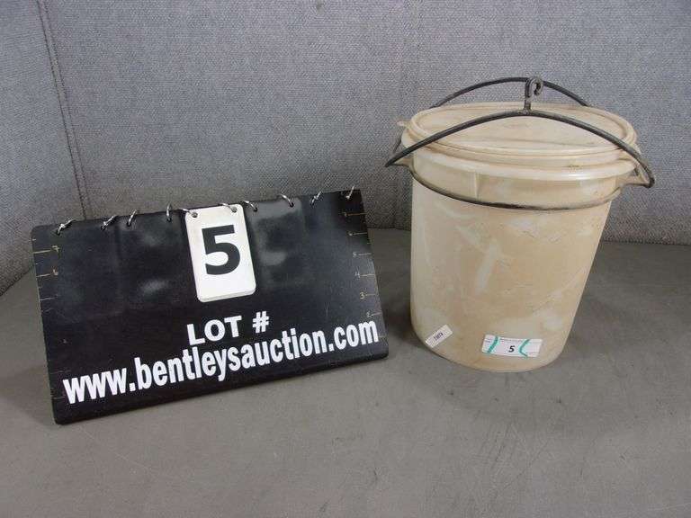 TUPPERWARE WHITE, PLASTIC BUCKET W/ LID, BLACK RUBBER HANDLE - Bentley ...