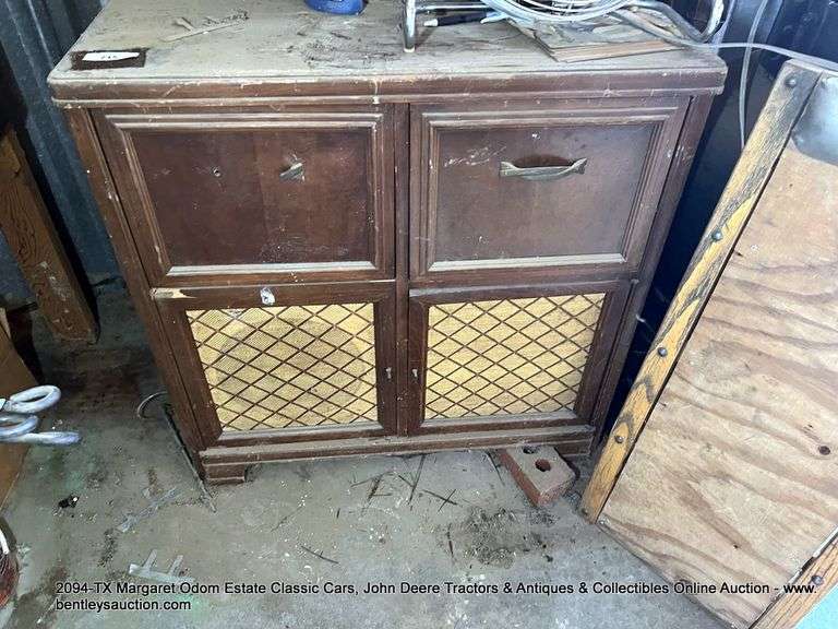 ANTIQUE ZENITH CONSOLE RECORD PLAYER CONSOLE - Bentley & Associates, LLC