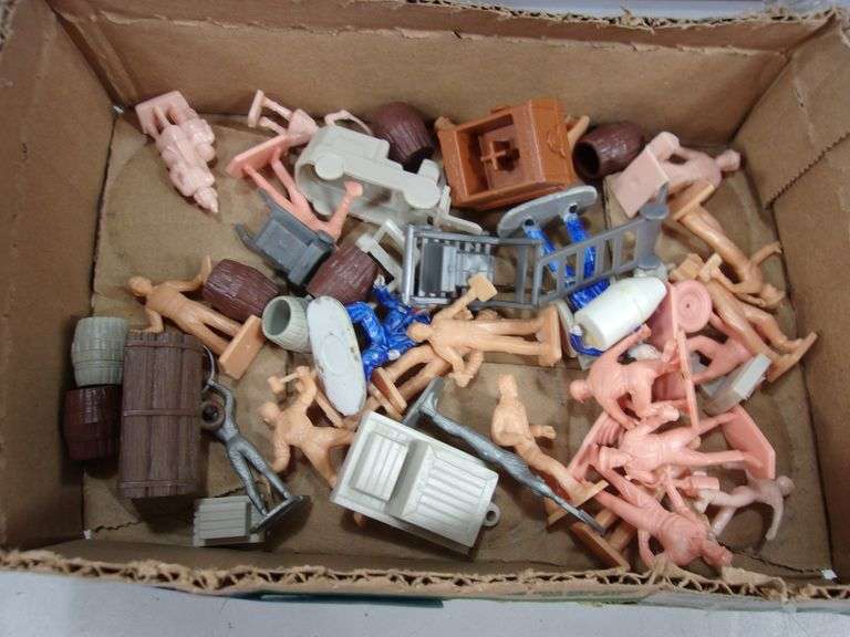 LOT: PLASTIC PEOPLE FIGURINES - Bentley & Associates, LLC