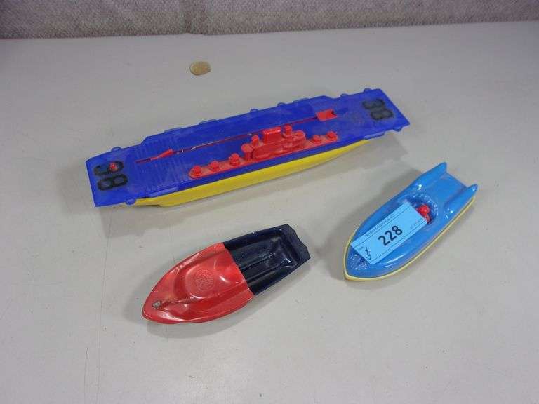 LOT: PLASTIC SHIP CARRIER AND 2 BOATS - Bentley & Associates, LLC