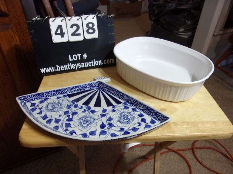 LOT: CASSEROLE BAKING DISH, FAN SHAPED SERVING PLATTER W/ BLUE & WHITE ...
