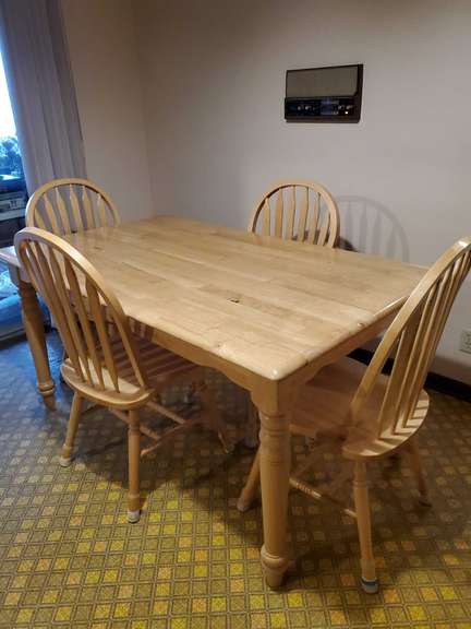 Oak kitchen table with four chairs - Bid-Assets Online Auctions