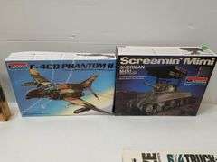 Monogram model kits Screamin' Mimi Sherman M4A1 with rocket launcher ...