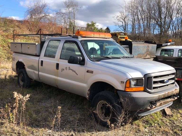 2001 Ford F-350 Super Duty crew cab 4x4 pickup, Triton V10 engine, auto ...