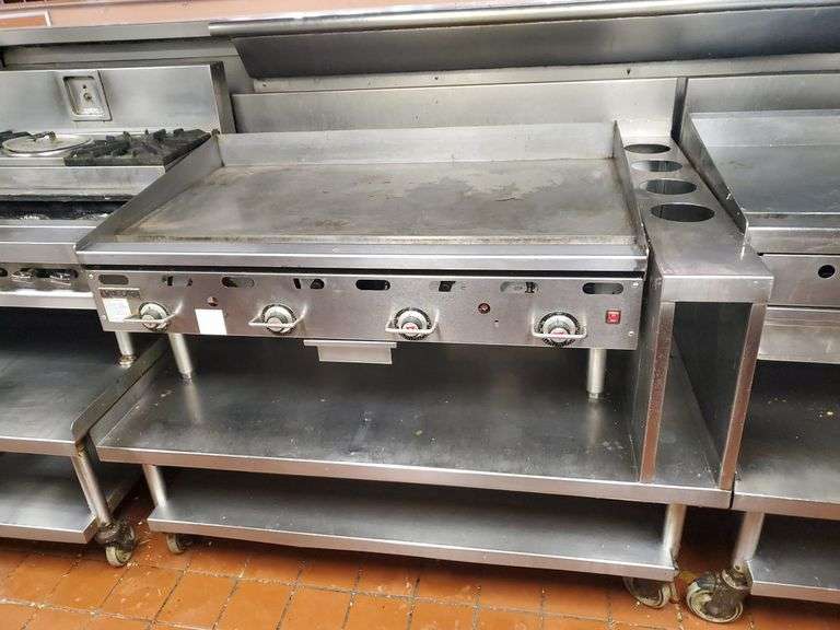Vulcan 48" flat top gas grill on SS rolling base with right side work ...