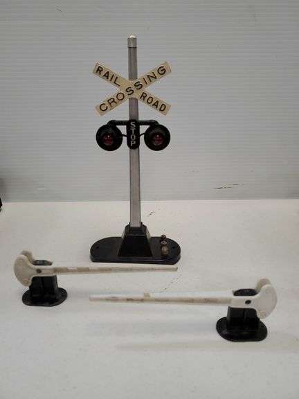 Lionel railroad crossing sign and two plastic gate arms - Bid-Assets ...
