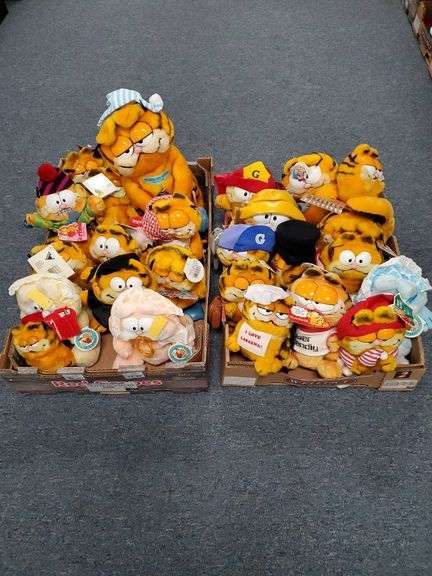 Garfield plush including fireman, lasagna, pajama bag - Bid-Assets ...