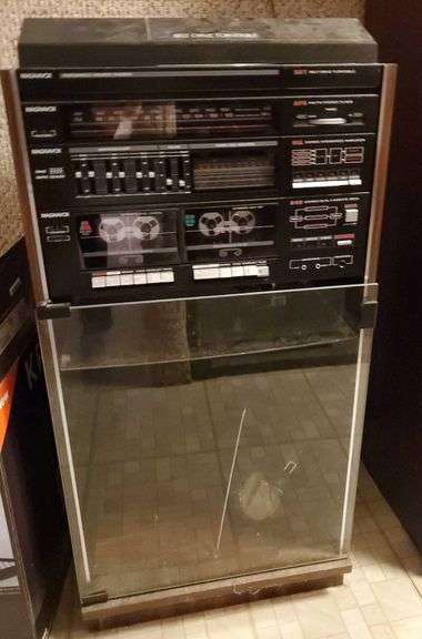 Magnavox belt drive turntable with integrated stereo system and ...