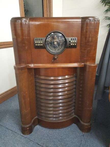 Vintage Zenith model 12-S-370 Radio in walnut Art Deco cabinet. Powers ...