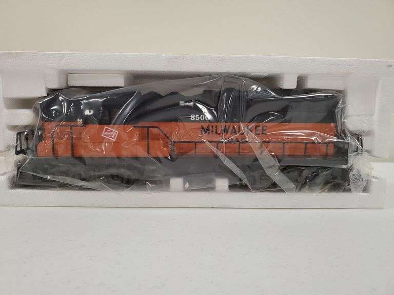 Lionel Fallen Flags Series #2 "Milwaukee Road Set". Includes 6-18500 GP ...
