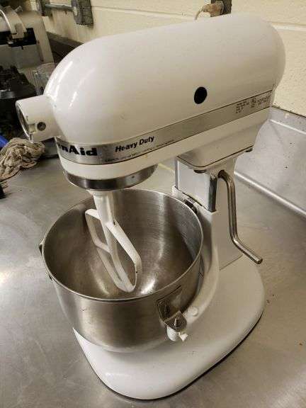 KitchenAid heavy duty 10-speed tabletop mixer model K5SS. Include ...