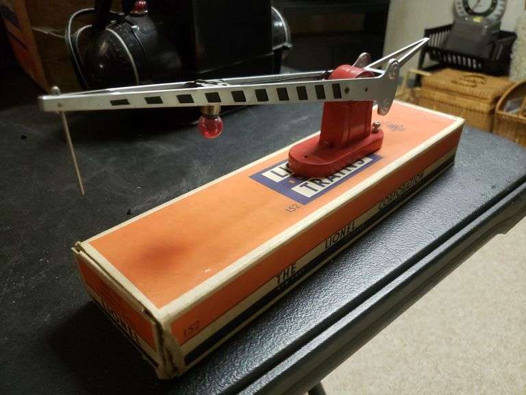 Lionel 152 automatic crossing gate in box - Bid-Assets Online Auctions
