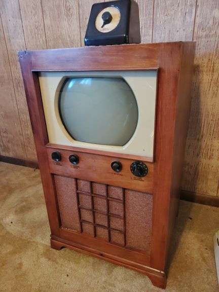Vintage believed to be RCA Victor television in mahogany cabinet. Not ...