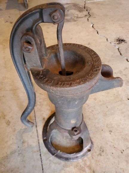 Vintage cast iron pitcher pump - Bid-Assets Online Auctions