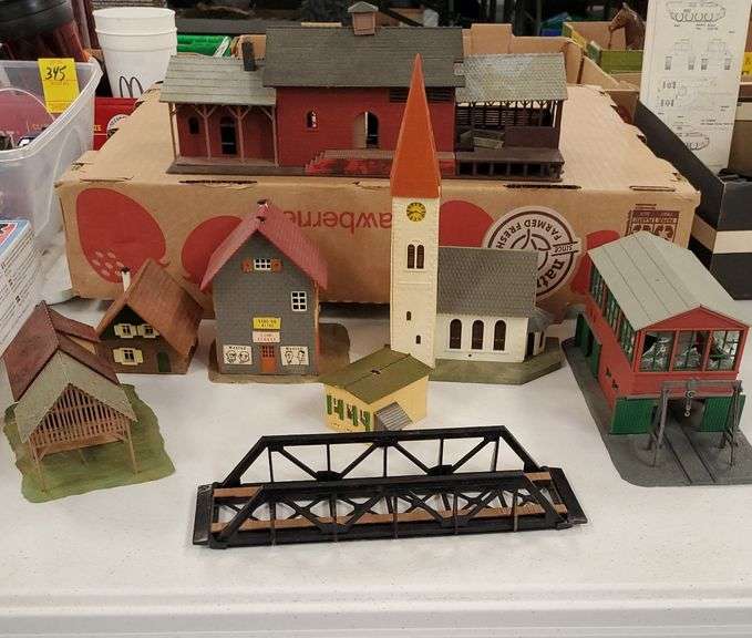 Model houses... Church... Train station and others most marked Faller ...
