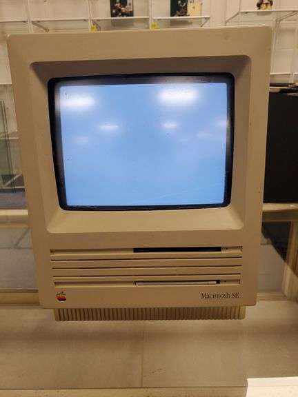 Apple Macintosh SE model m5010.. Powers on - Bid-Assets Online Auctions