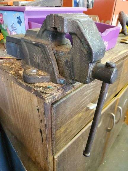 Table bench vise marked 80. Bring tools to remove from bench - Bid ...