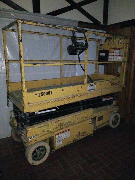Grove worldwide model SM 2632E Electric lift. Currently not working ...