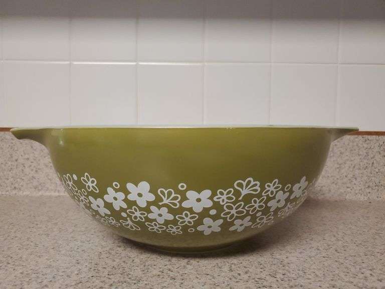 Pyrex 10-in Bowl Daisy pattern. - Bid-Assets Online Auctions