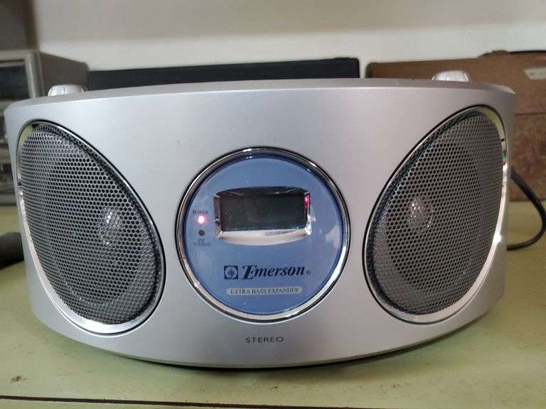 Emerson portable radio/CD player w/original box. Works as it should ...