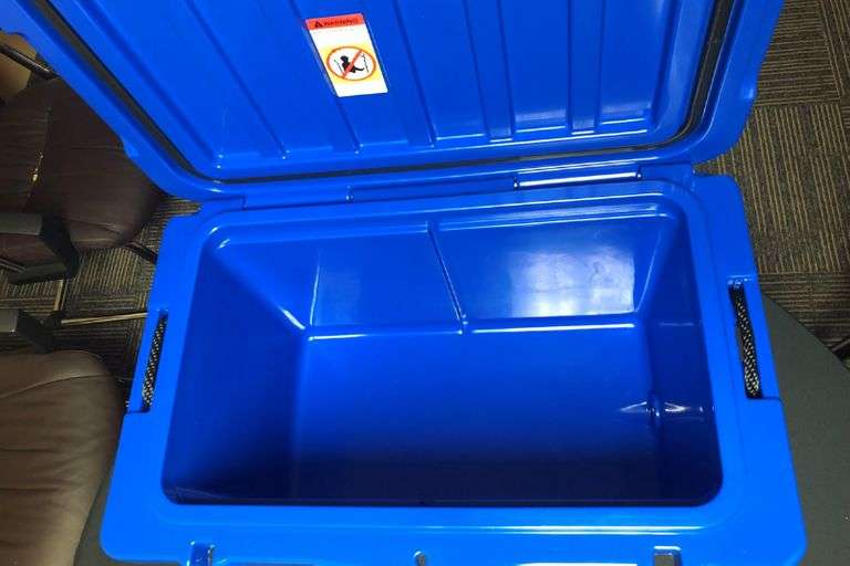 Heavy Duty Cooler & 5 Dozen Labatt Beer - Bartlett Auctions Inc.