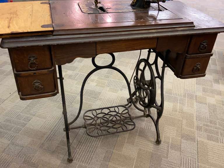 Acme vintage sewing machine - Bartkus Auctioneers