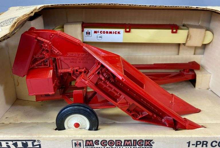McCormick International Harvester 1-PR Corn Picker - Bartkus Auctioneers