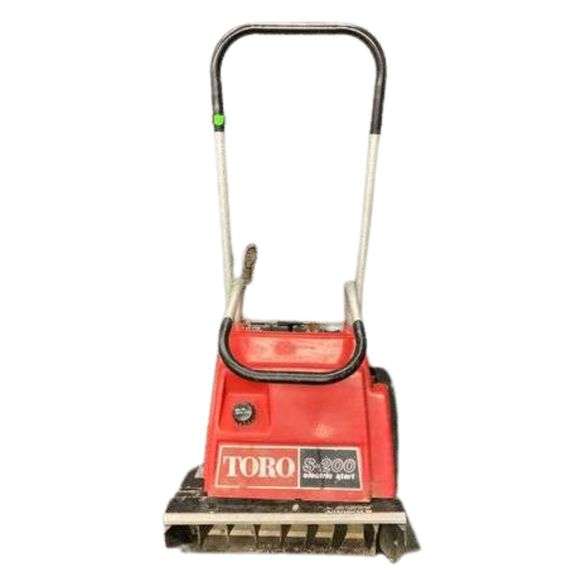 TORO S-200 Electric Start Gas Powered Snow Blower - Bartkus Auctioneers