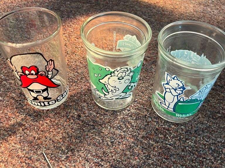 Box of vintage plastic cups - Web Online Auctions