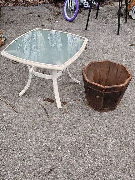 Patio Table & Planter - Web Online Auctions