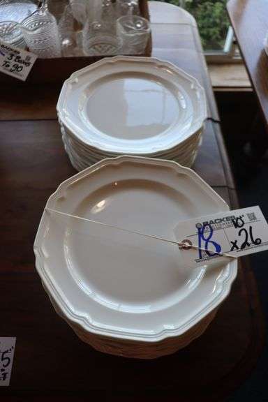 Times 26 - Ultima 10" white dinner plates - Backes Commercial Auctioneers