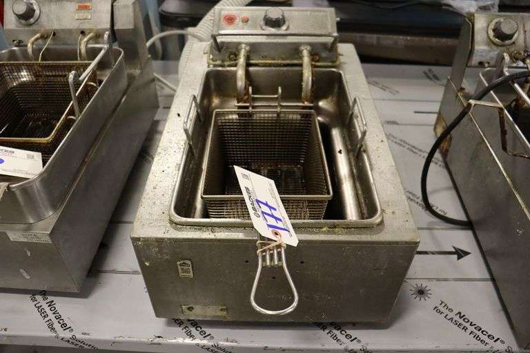 Wells counter top electric 15 lb. fryer - needs cleaned - Backes ...
