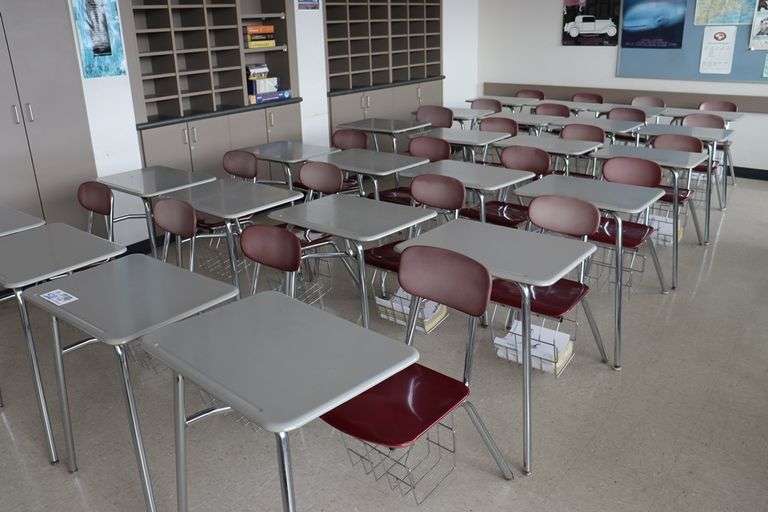 Times 24 - MELSUR desks - Backes Commercial Auctioneers