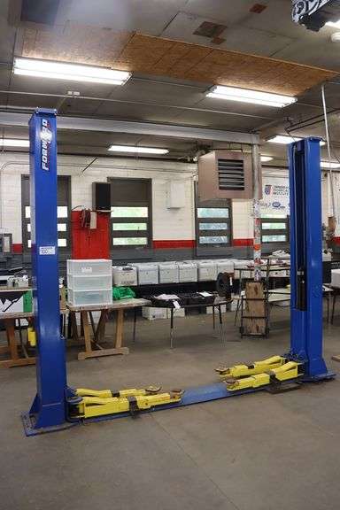 Forward 9,000# two post hoist - BP9113000 - serial #NAD12F0003 - 208/ ...